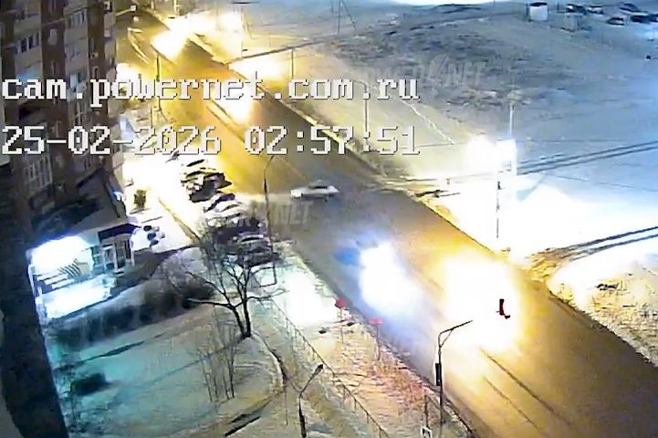 В Волжском засняли сальто легковушки после массового тарана ...